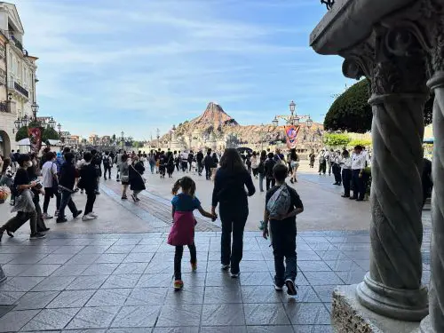 Tokyo Disneyland vs. Tokyo DisneySea: Which to choose if you only have ...
